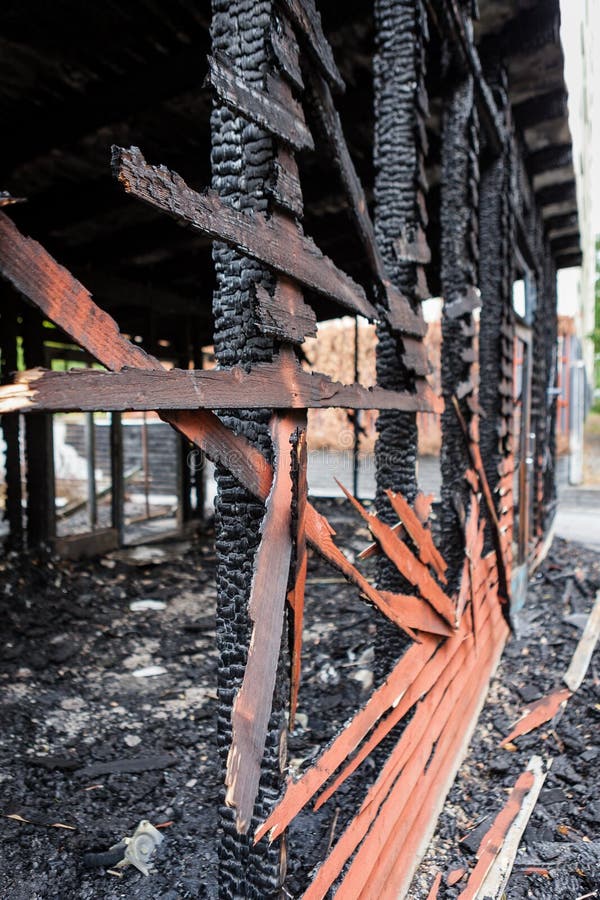 Pared De Madera Rota Quemada Foto de archivo - Imagen de fuego ...