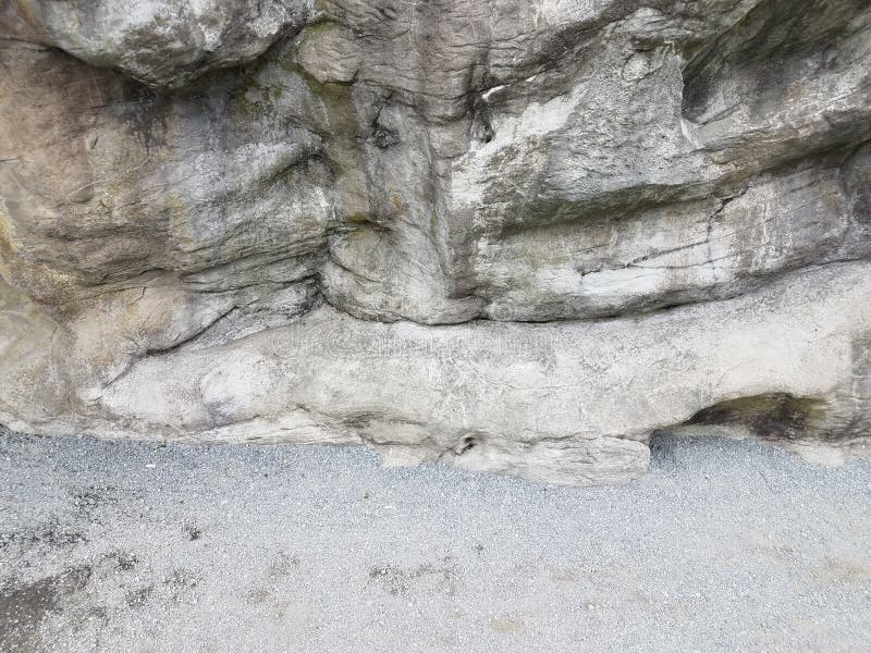 Pared Del Gris Y Blanca De La Roca Con Grava Imagen de archivo - Imagen ...