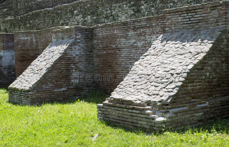 Pared Medieval Con Los Contrafuertes Foto de archivo - Imagen de carga ...