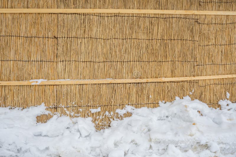 Pared Seca De La Paja Con Nieve Imagen de archivo - Imagen de azotea ...