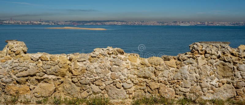 Parede Antiga E Degradada Com Fundo Do Tejo Em Lisboa Imagem de Stock ...
