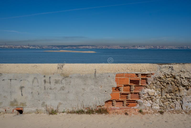 Parede Antiga E Degradada Com Fundo Do Tejo Em Lisboa Imagem de Stock ...