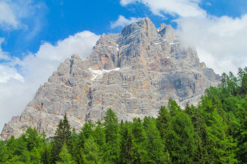 Parede Bonita Da Montanha Rochosa Nas Dolomites Imagem de Stock ... Parede Bonita Da Montanha Rochosa Nas Dolomites Imagem de Stock ...