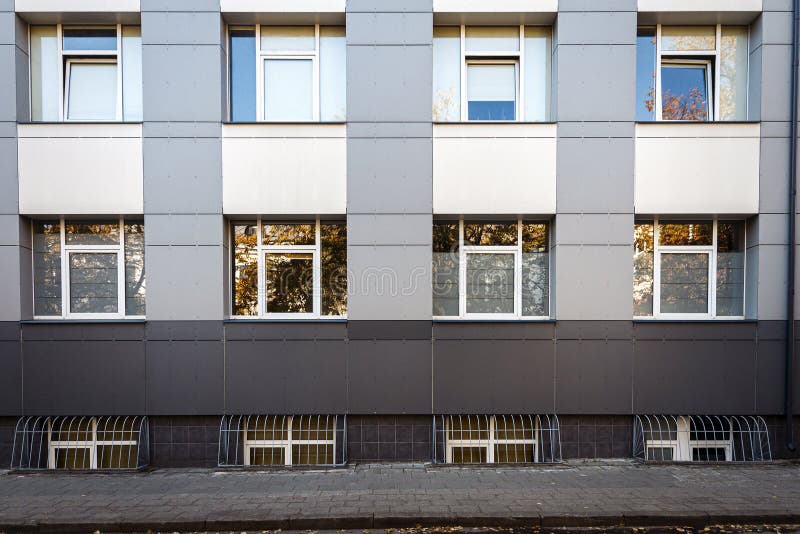 Parede Moderna Com Algumas Janelas Foto de Stock - Imagem de espelho ...