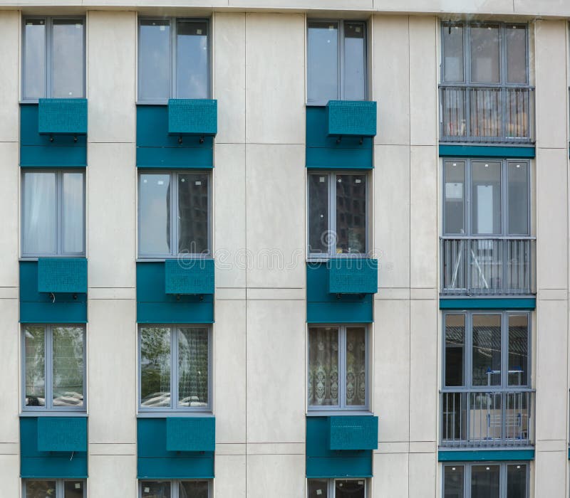 Paredes Con Ventanas De Un Edificio De Varias Plantas Imagen de archivo ...