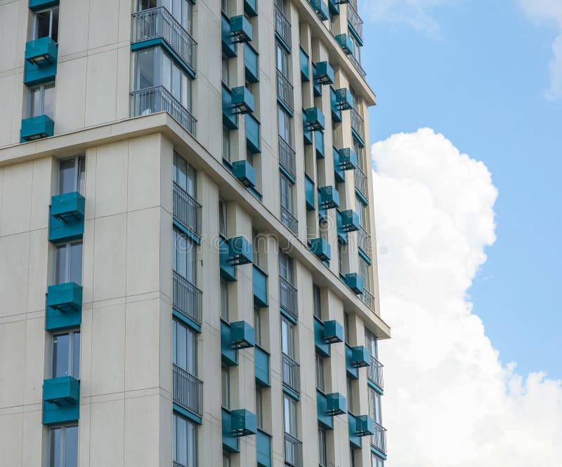 Paredes Con Ventanas De Un Edificio De Varias Plantas Foto de archivo ...
