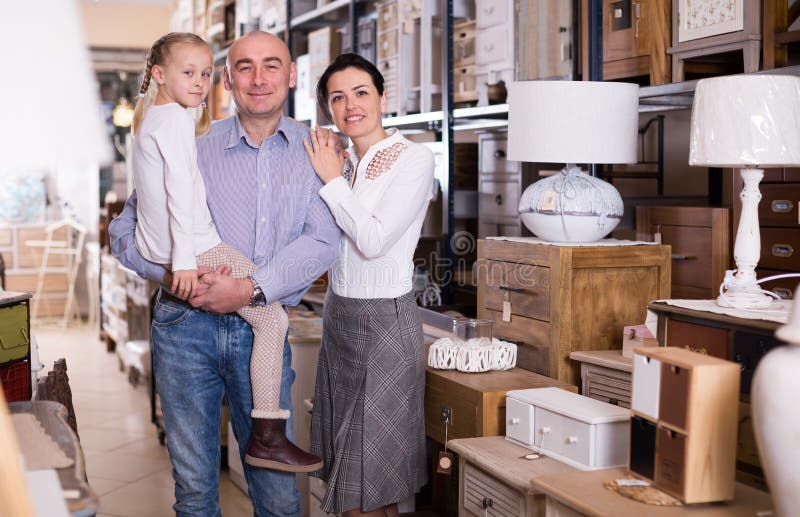 Pareja Casada Con Hija En Tienda De Muebles Foto de archivo - Imagen de ... Pareja Casada Con Hija En Tienda De Muebles Foto de archivo - Imagen de ...
