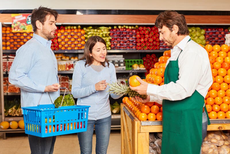 Vendedor Africano En Supermercado Con Cliente Imagen de archivo ...