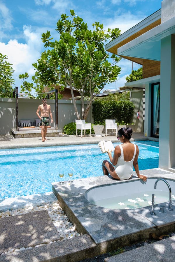 Pareja De Hombres Y Mujeres En Vacaciones De Lujo En Una Villa De ... Pareja De Hombres Y Mujeres En Vacaciones De Lujo En Una Villa De ...