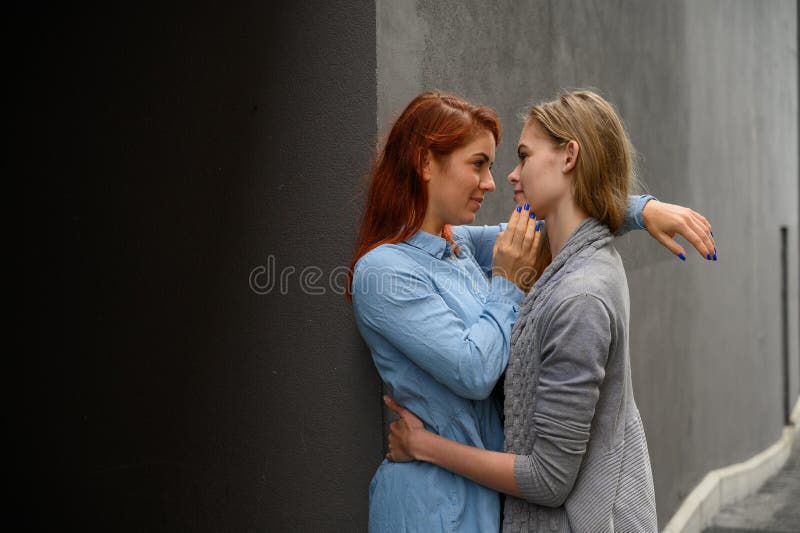 Enamorada Pareja Lesbiana En La Calle Concepto Lgtb Foto De Archivo