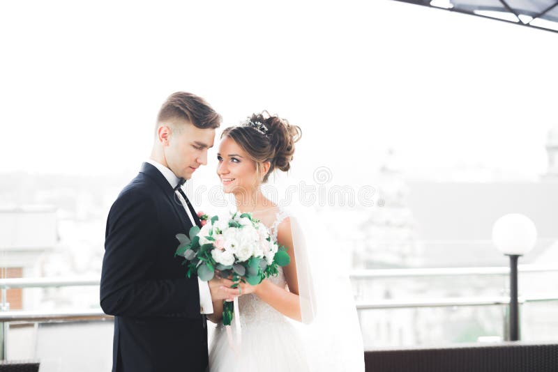 Pareja De Novios Novios Tomados De La Mano Foto de archivo - Imagen de ...