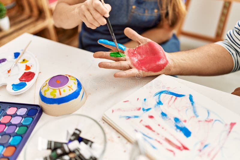 Pareja Pintando Manos En Estudio De Arte Foto de archivo - Imagen de ...