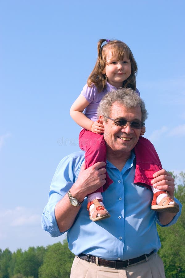 Parentes Felizes Que Sorriem Ao Olhar Seu Dispositivo Novo Na Parede ...