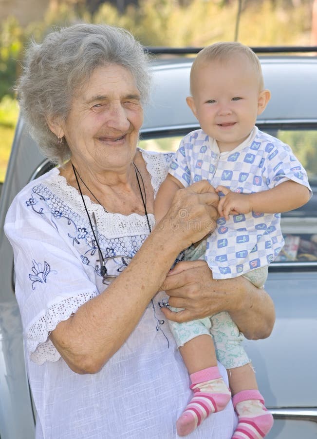 Parentes Felizes Que Sorriem Ao Olhar Seu Dispositivo Novo Na Parede ...