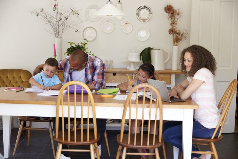 Parents Aidant Des Enfants Avec Des Devoirs Au Tableau Photo stock ...
