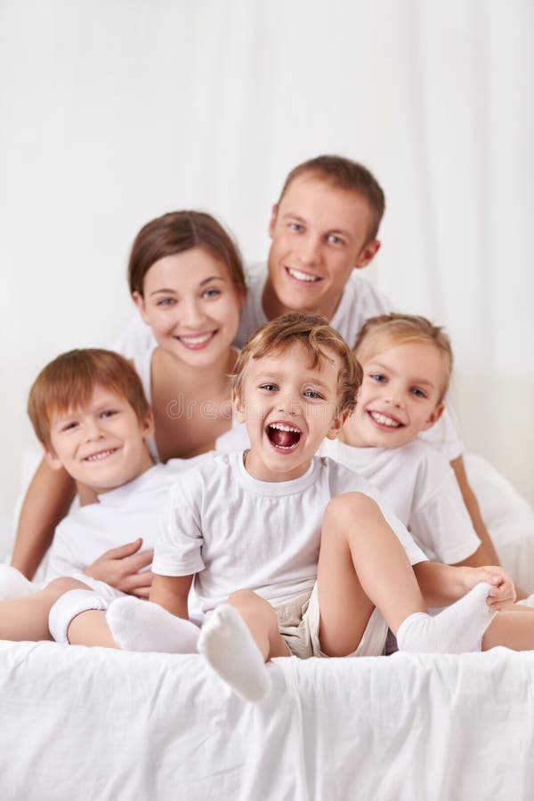 Parents avec des enfants image stock. Image du amusement - 23365223