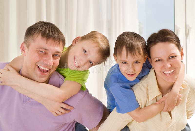 Parents Avec Leurs Deux Enfants Image stock - Image du parents, frères ...