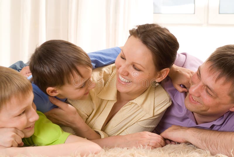 Parents Avec Leurs Deux Enfants Image stock - Image du parents, bonheur ...