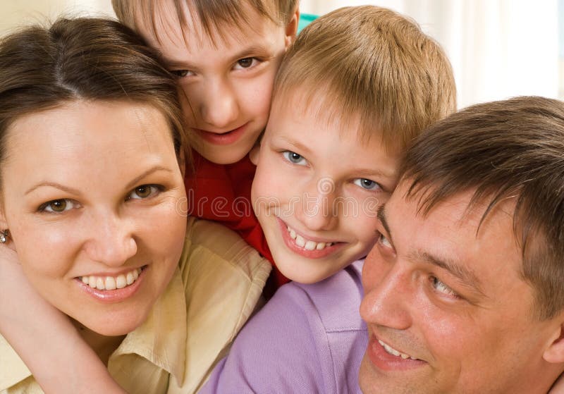 Parents avec leurs enfants image stock. Image du fond - 14512169