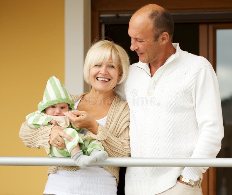 Parents avec son enfant photo stock. Image du moyen, harmonie - 17209794