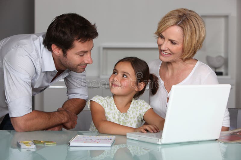Parents Aidant à L'ado Avec Le Travail Photo stock - Image du étudiant ...