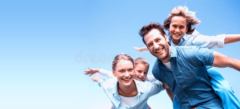 Parents Heureux Avec Leurs Enfants Photo stock - Image du adulte ...