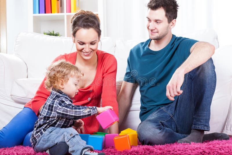 Parents Jouant Avec L'enfant Photo stock - Image du gosses, amusement ...