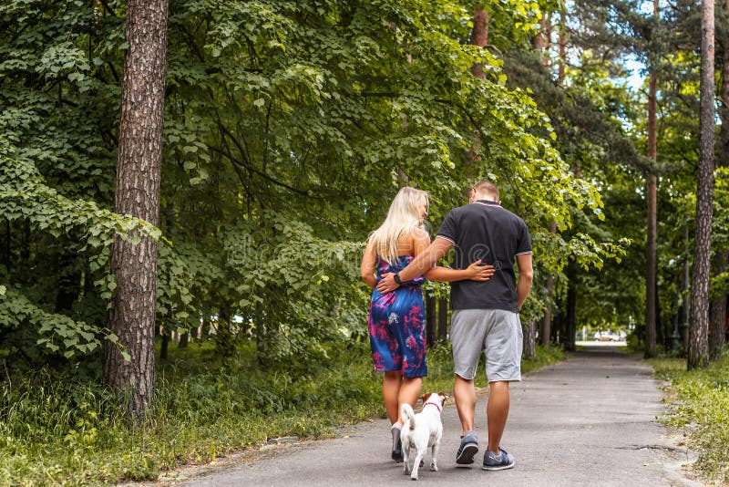 Pares Atractivos En Un Paseo Con Un Perro Foto de archivo - Imagen de ...