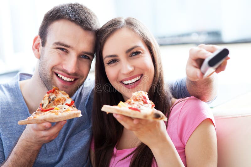 Pares Con La Pizza Y El Telecontrol De La TV Imagen de archivo - Imagen ...
