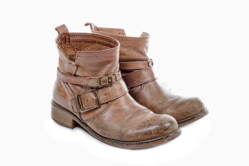 Pares De Botas Gastadas Aisladas En Un Fondo Blanco Imagen de archivo ...