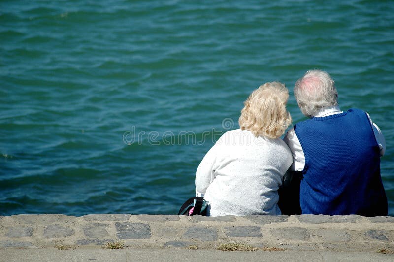 Pares De La Edad Avanzada En Una Playa Imagen de archivo - Imagen de ...