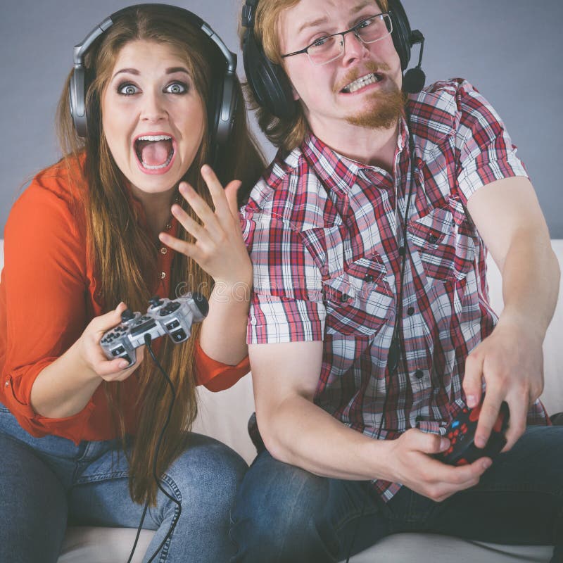 Pares Do Gamer Que Jogam Jogos Foto de Stock - Imagem de junto, pessoa ...