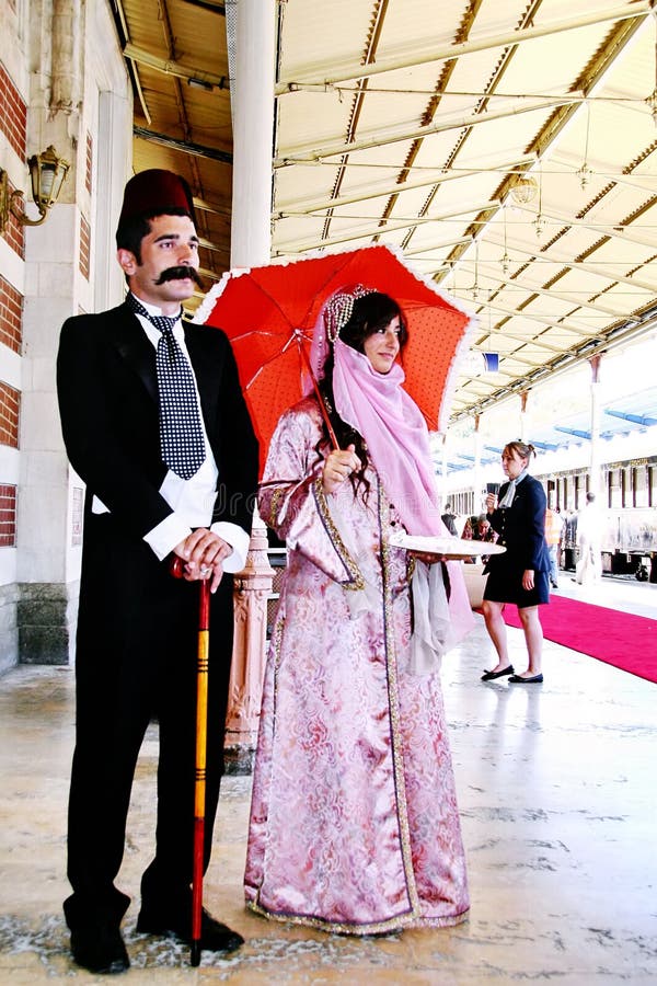 Pares Em Trajes Turcos Tradicionais Fotografia Editorial - Imagem de ...