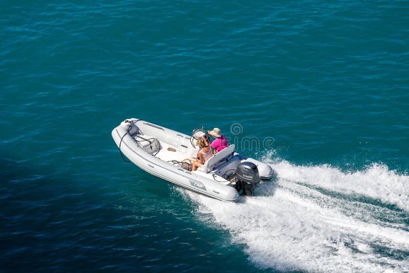 Pareja En Un Bote Remando Delante De Un Placer Barco a Motor Wallace ...