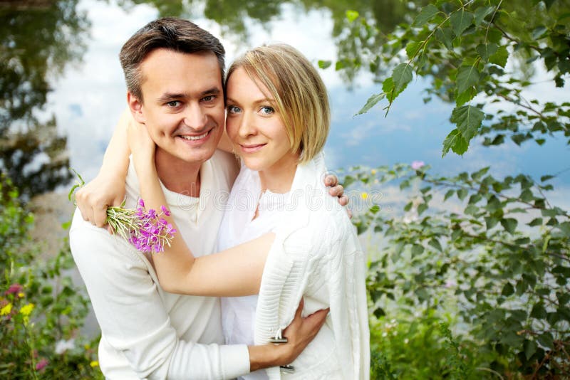 Pares en parque imagen de archivo. Imagen de proximidad - 23212857