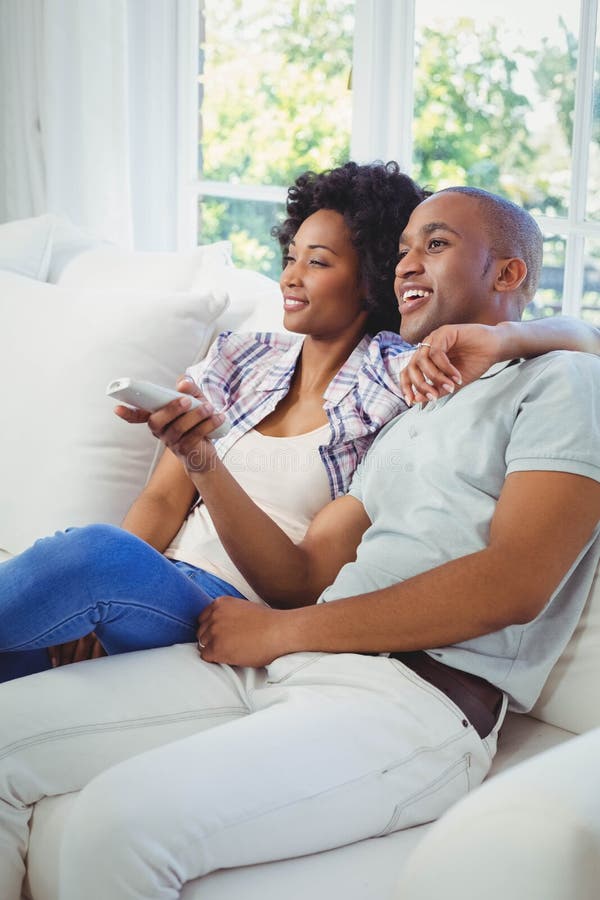 Pares Felices Que Ven La TV Imagen de archivo - Imagen de pares, vivir ... Pares Felices Que Ven La TV Imagen de archivo - Imagen de pares, vivir ...