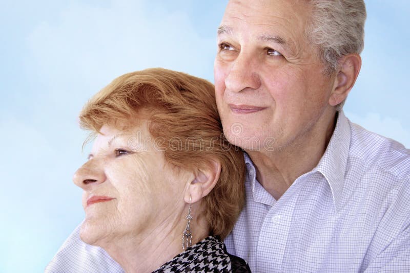 Pares idosos felizes imagem de stock. Imagem de idoso, exterior - 379259