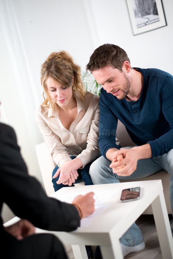 Pares Jovenes Alegres Con El Agente Del Vendedor En Casa Foto de ...