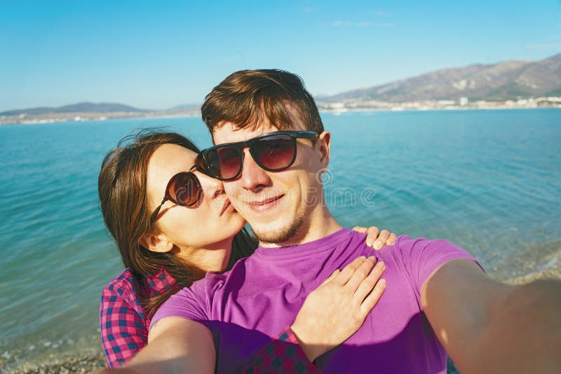 Pares Loving Que Tomam O Autorretrato Na Praia Imagem De Stock Imagem