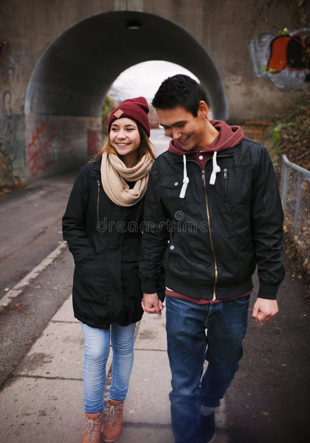 Pares Adolescentes Loving Que Tomam O Autorretrato Foto De Stock