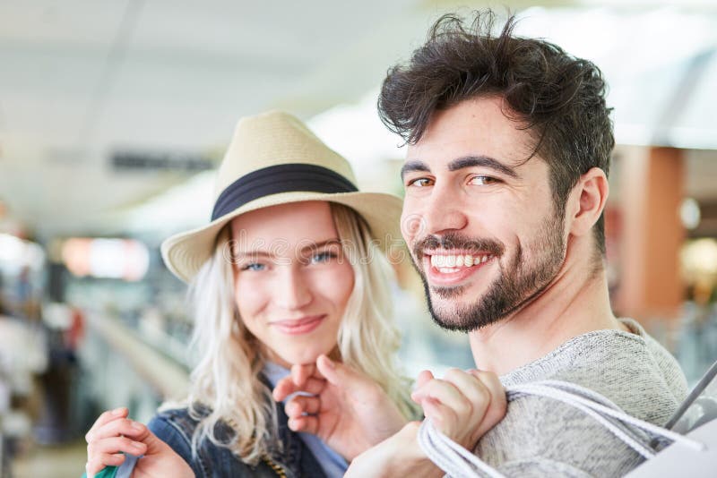 Pares Novos No Shopping Ao Comprar Foto de Stock - Imagem de loja ...