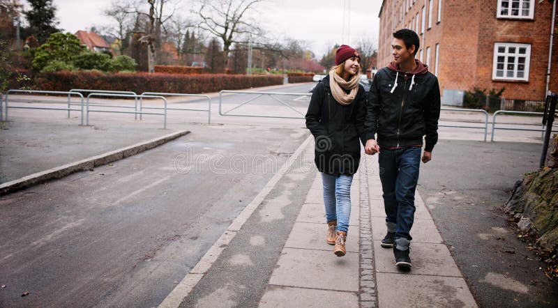 Pares Novos Que Andam Em Um Passeio Foto De Stock Imagem De Amor