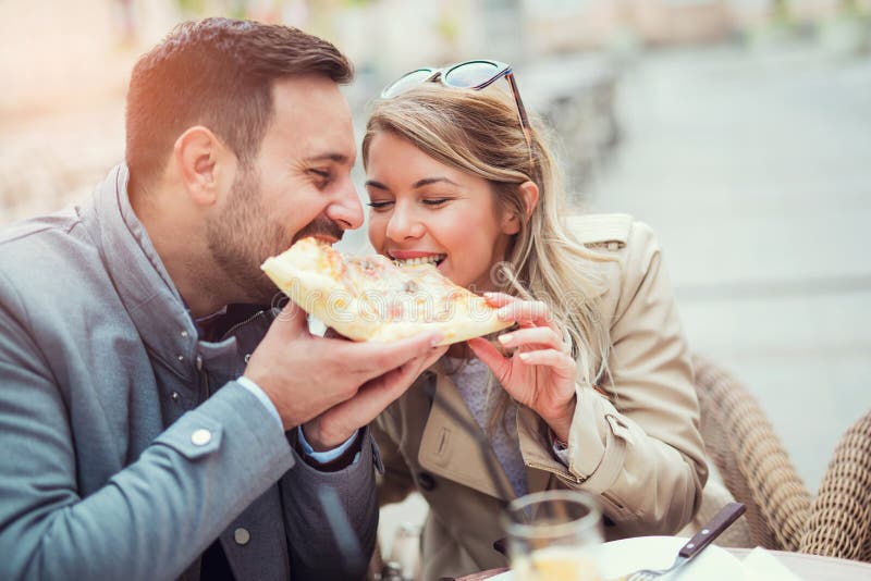 Pares Que Comen El Bocado De La Pizza Imagen de archivo - Imagen de ...