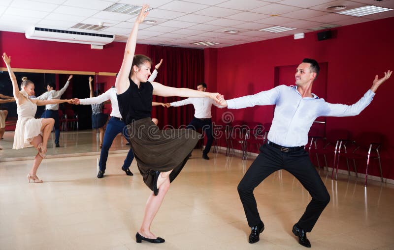 Pares Que Gozan De Bugui-bugui Activa Foto de archivo - Imagen de ...