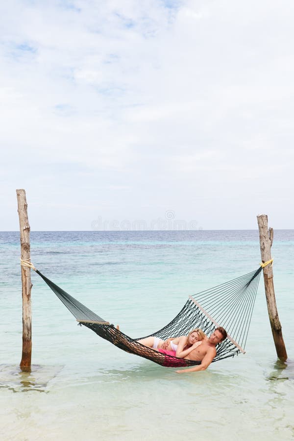 Pares Que Relaxam Na Rede Da Praia Imagem de Stock - Imagem de adulto ...