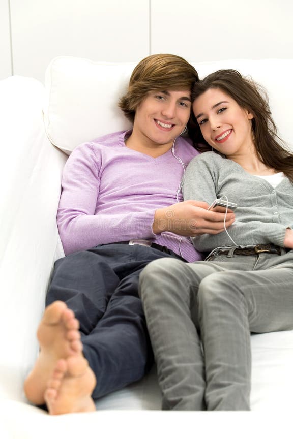 Pares Que Se Reclinan Sobre El Sofá Imagen de archivo - Imagen de casa, amistad: 12830799