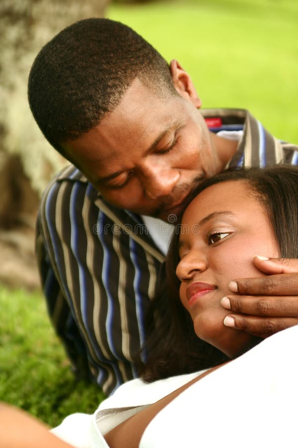 Pares Romant Do Americano Africano Foto de Stock - Imagem de parque ...