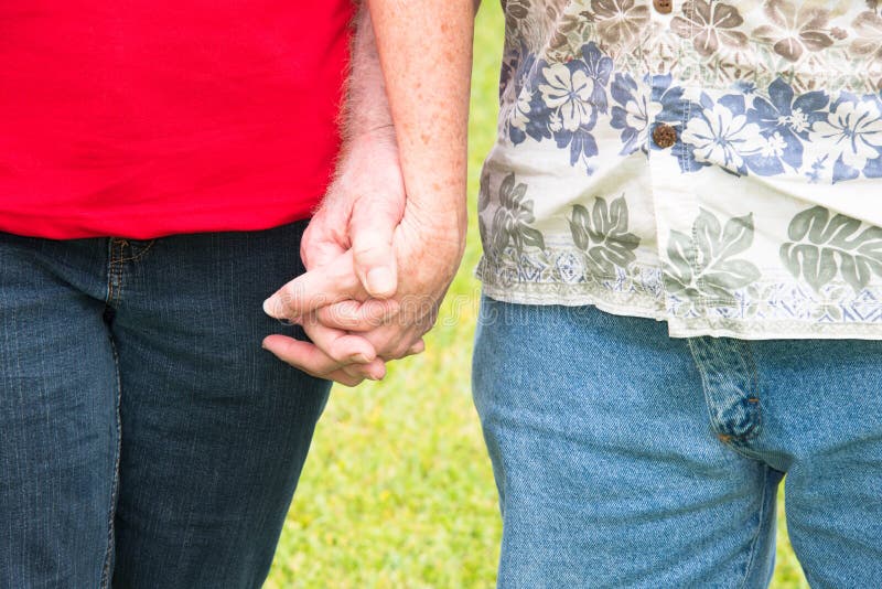 Detaljerad Information Om En Mogen Kvinna Som Målar En Fjäril På En Vit ...