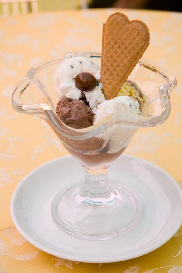 Parfait de crême glacée photo stock. Image du sirop, godet - 2530008
