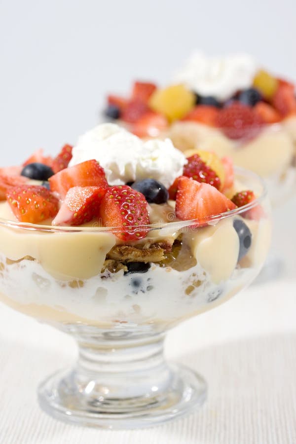 Parfait Gelaagd Met Vruchten, Slagroom En Cus Stock Foto - Image of ...